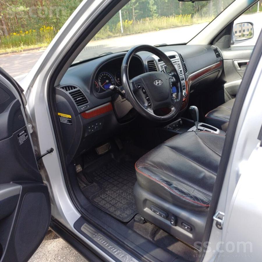 Grey Hyundai Santa Fe 2007 in Riga, with an engine capacity of 2.20 L and mileage of 250 thousand km for 4000 €, photo 5 on AUTOMOTO.COM.LV