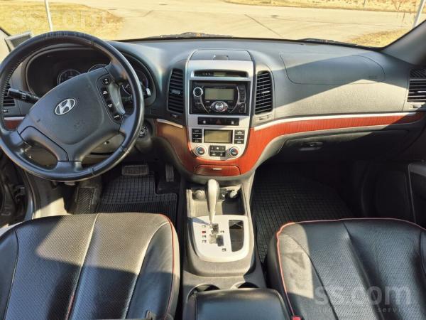 Pelēks Hyundai Santa Fe 2009 Rīga, ar dzinēja tilpumu 2.20 L un nobraukumu 200 tūkst. km par 4900 €, foto 3 vietnē AUTOMOTO.COM.LV