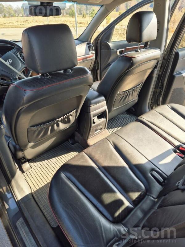 Pelēks Hyundai Santa Fe 2009 Rīga, ar dzinēja tilpumu 2.20 L un nobraukumu 200 tūkst. km par 4900 €, foto 4 vietnē AUTOMOTO.COM.LV