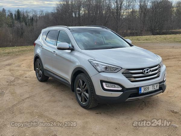 Grey Hyundai Santa Fe 2016 in Viljandi, with an engine capacity of 2.20 L and mileage of 246 thousand km for 15000 €, photo 1 on AUTOMOTO.COM.LV