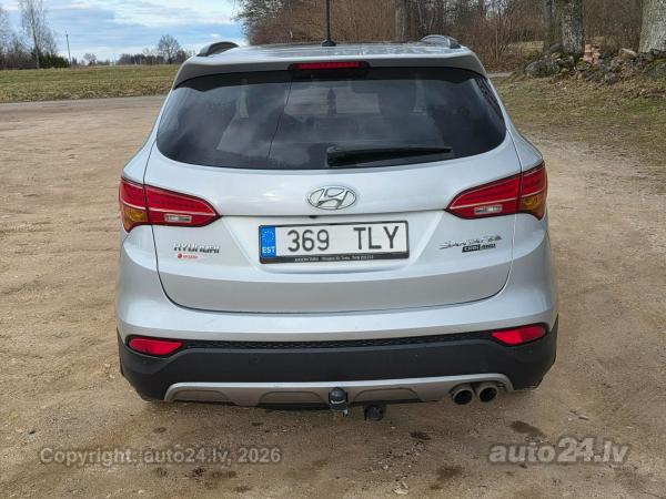 Grey Hyundai Santa Fe 2016 in Viljandi, with an engine capacity of 2.20 L and mileage of 246 thousand km for 15000 €, photo 3 on AUTOMOTO.COM.LV