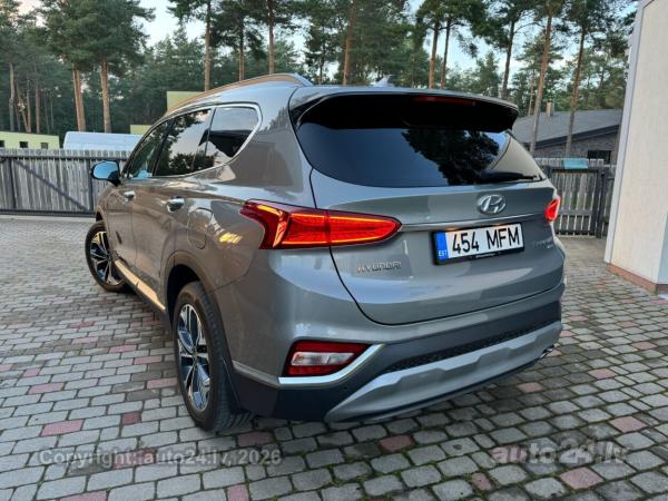 Grey Hyundai Santa Fe 2019 in Tallinn, with an engine capacity of 2.20 L and mileage of 81 thousand km for 36580 €, photo 1 on AUTOMOTO.COM.LV