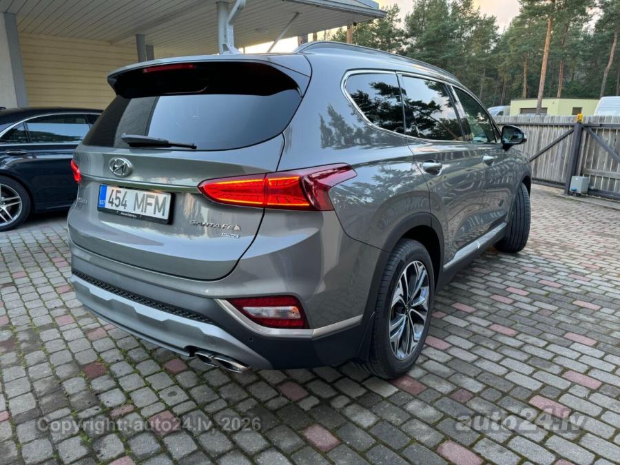 Grey Hyundai Santa Fe 2019 in Tallinn, with an engine capacity of 2.20 L and mileage of 83 thousand km for 36580 €, photo 8 on AUTOMOTO.COM.LV