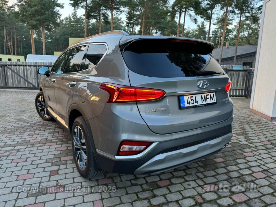 Grey Hyundai Santa Fe 2019 in Tallinn, with an engine capacity of 2.20 L and mileage of 86 thousand km for 34550 €, photo 1 on AUTOMOTO.COM.LV