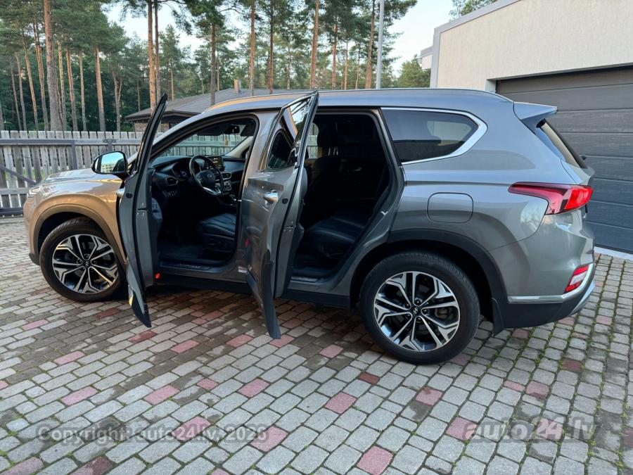 Grey Hyundai Santa Fe 2019 in Tallinn, with an engine capacity of 2.20 L and mileage of 86 thousand km for 34550 €, photo 4 on AUTOMOTO.COM.LV