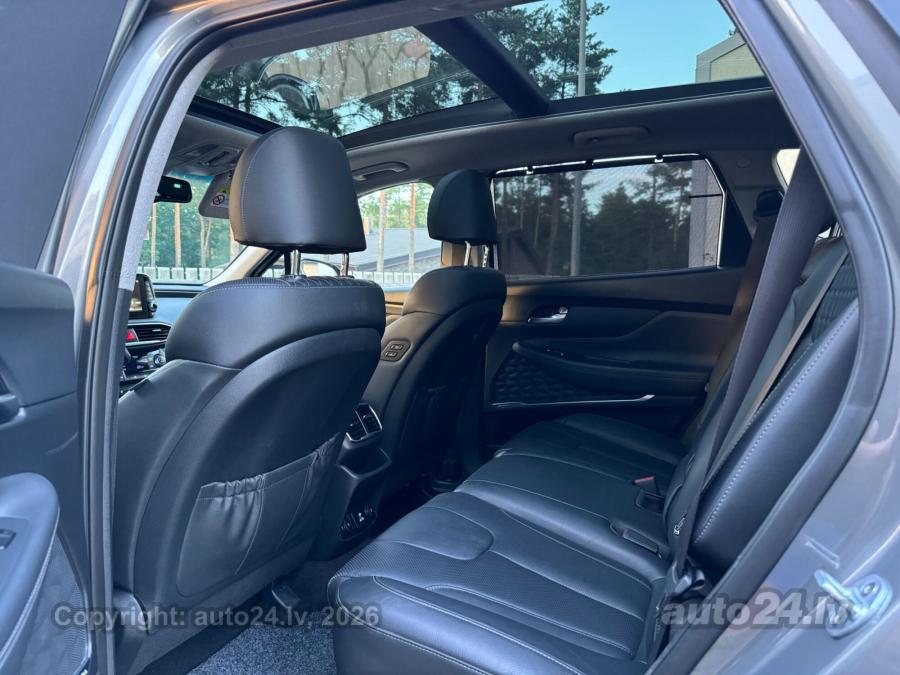Grey Hyundai Santa Fe 2019 in Tallinn, with an engine capacity of 2.20 L and mileage of 86 thousand km for 34550 €, photo 5 on AUTOMOTO.COM.LV