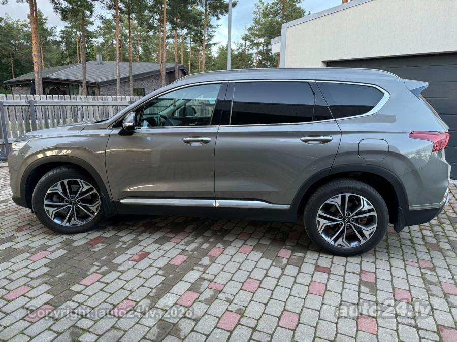 Grey Hyundai Santa Fe 2019 in Tallinn, with an engine capacity of 2.20 L and mileage of 86 thousand km for 34550 €, photo 6 on AUTOMOTO.COM.LV