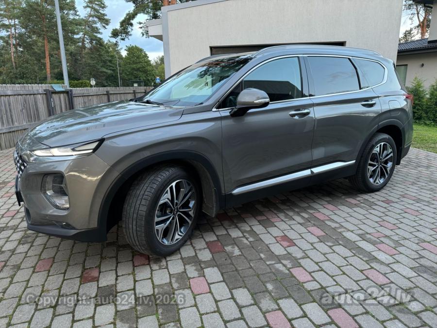 Grey Hyundai Santa Fe 2019 in Tallinn, with an engine capacity of 2.20 L and mileage of 86 thousand km for 34550 €, photo 8 on AUTOMOTO.COM.LV