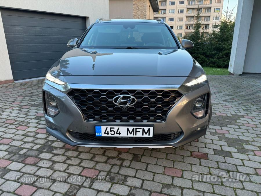 Grey Hyundai Santa Fe 2019 in Tallinn, with an engine capacity of 2.20 L and mileage of 86 thousand km for 34550 €, photo 10 on AUTOMOTO.COM.LV
