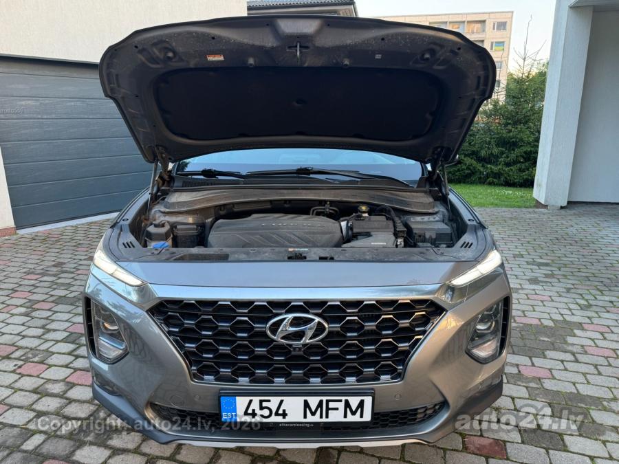 Grey Hyundai Santa Fe 2019 in Tallinn, with an engine capacity of 2.20 L and mileage of 86 thousand km for 34550 €, photo 11 on AUTOMOTO.COM.LV