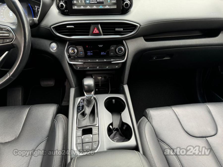 Grey Hyundai Santa Fe 2019 in Tallinn, with an engine capacity of 2.20 L and mileage of 86 thousand km for 34550 €, photo 16 on AUTOMOTO.COM.LV