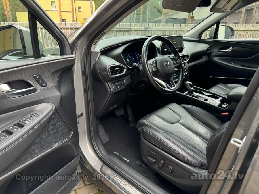 Grey Hyundai Santa Fe 2019 in Tallinn, with an engine capacity of 2.20 L and mileage of 86 thousand km for 34550 €, photo 17 on AUTOMOTO.COM.LV