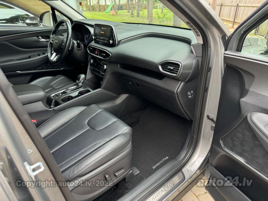 Grey Hyundai Santa Fe 2019 in Tallinn, with an engine capacity of 2.20 L and mileage of 86 thousand km for 34550 €, photo 19 on AUTOMOTO.COM.LV