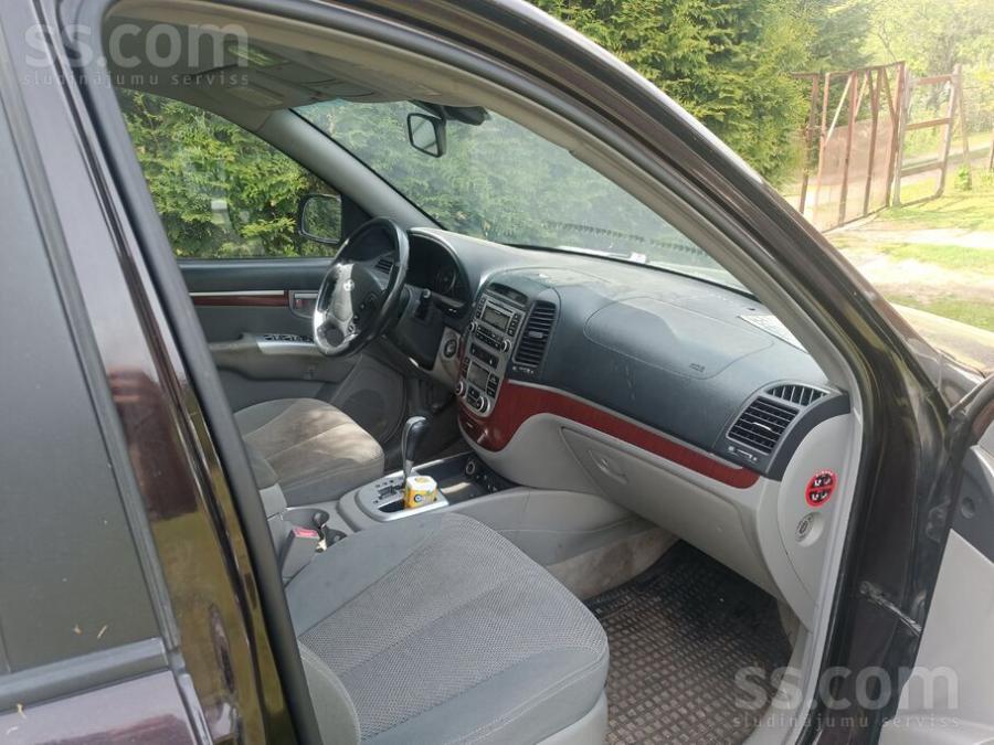 Red Hyundai Santa Fe 2006 in Riga, with an engine capacity of 2.20 L and mileage of 357 thousand km for 1250 €, photo 3 on AUTOMOTO.COM.LV