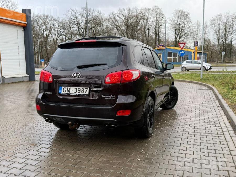 Red Hyundai Santa Fe 2007 in Riga, with an engine capacity of 2.20 L and mileage of 270 thousand km for 3300 €, photo 4 on AUTOMOTO.COM.LV