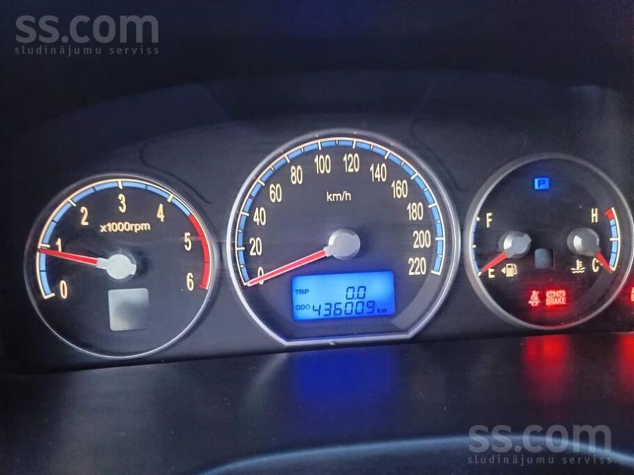 Red Hyundai Santa Fe 2007 in Cesis, with an engine capacity of 2.20 L and mileage of 436 thousand km for 3100 €, photo 5 on AUTOMOTO.COM.LV