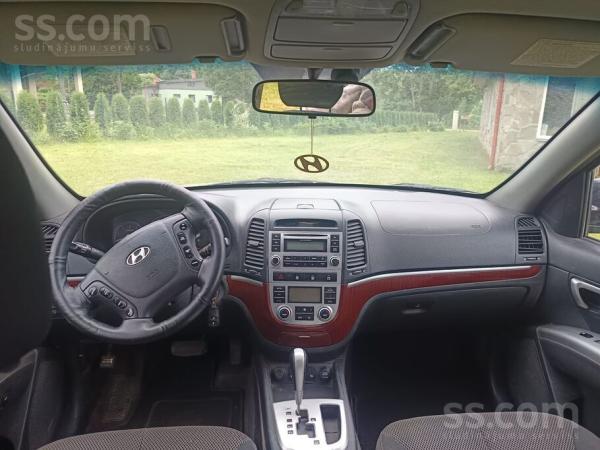 Red Hyundai Santa Fe 2007 in Cesis, with an engine capacity of 2.20 L and mileage of 436 thousand km for 2700 €, photo 3 on AUTOMOTO.COM.LV