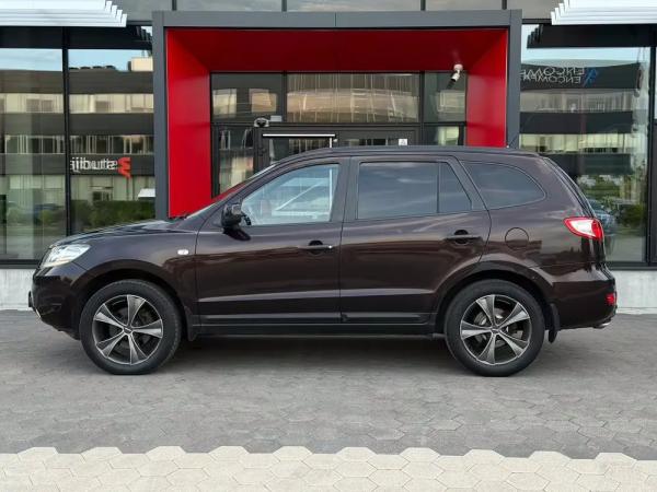 Red Hyundai Santa Fe 2007 in Riga, with an engine capacity of 2.20 L and mileage of 313 thousand km for 2990 €, photo 2 on AUTOMOTO.COM.LV