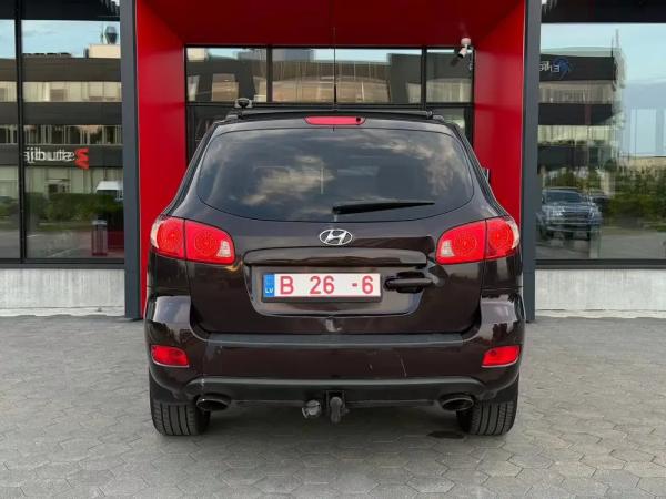 Red Hyundai Santa Fe 2007 in Riga, with an engine capacity of 2.20 L and mileage of 313 thousand km for 2990 €, photo 4 on AUTOMOTO.COM.LV