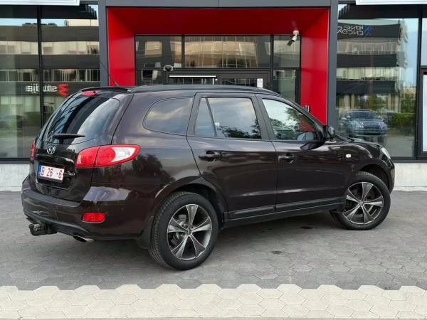 Red Hyundai Santa Fe 2007 in Riga, with an engine capacity of 2.20 L and mileage of 313 thousand km for 2990 €, photo 5 on AUTOMOTO.COM.LV