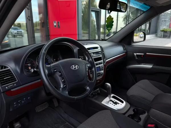 Red Hyundai Santa Fe 2007 in Riga, with an engine capacity of 2.20 L and mileage of 313 thousand km for 2990 €, photo 10 on AUTOMOTO.COM.LV