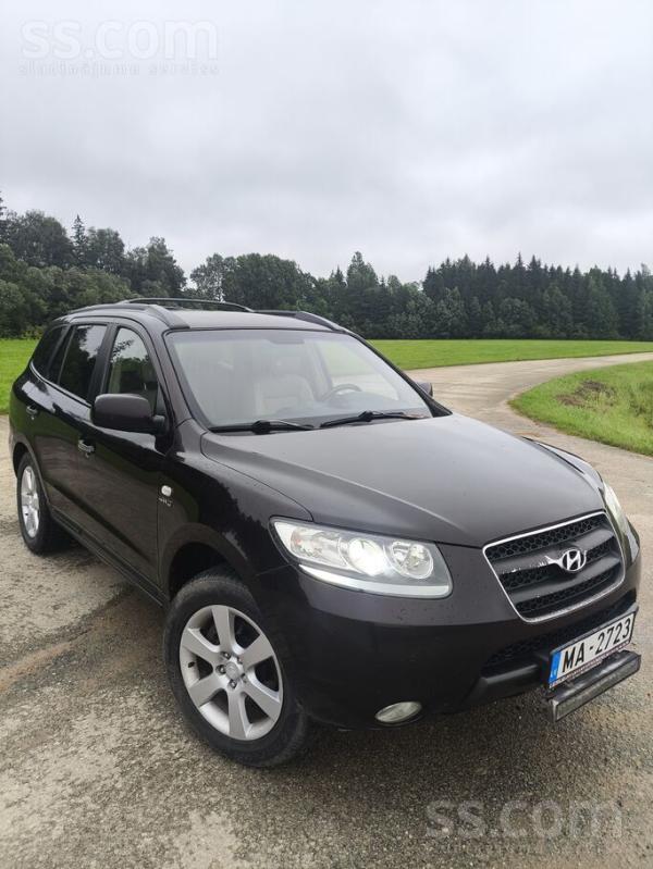 Red Hyundai Santa Fe 2007 in Dobele, with an engine capacity of 2.20 L and mileage of 339 thousand km for 4300 €, photo 1 on AUTOMOTO.COM.LV