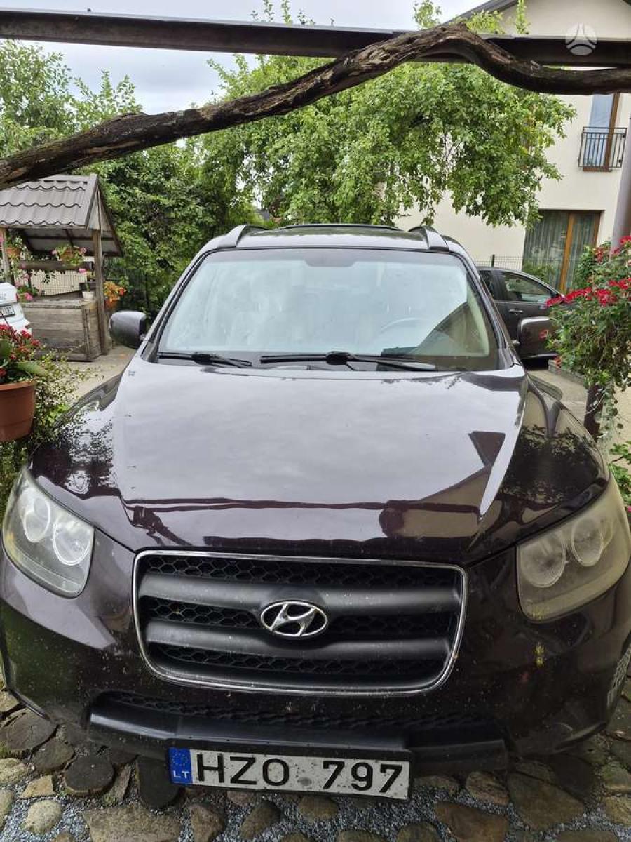Red Hyundai Santa Fe 2007 in Panevezys, with an engine capacity of 2.19 L and mileage of 220 thousand km for 2700 €, photo 3 on AUTOMOTO.COM.LV