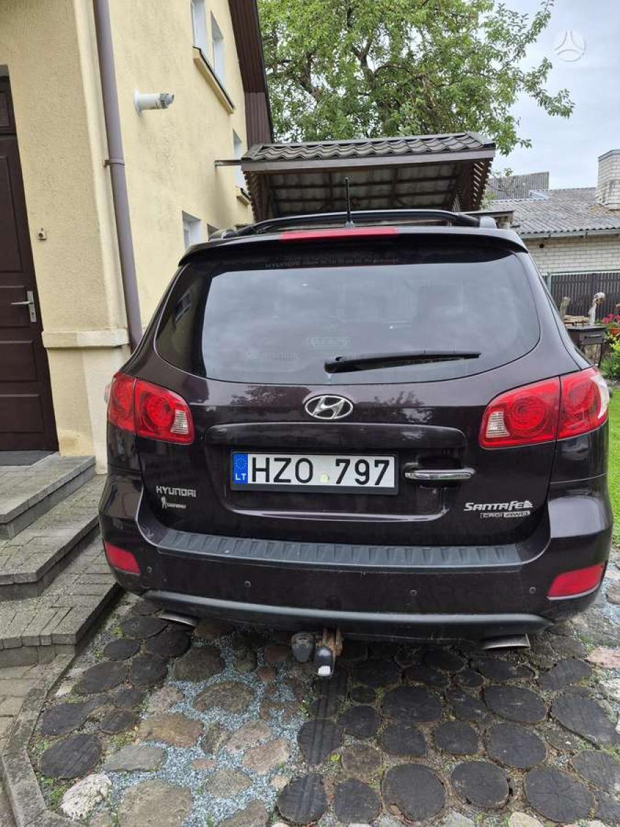 Red Hyundai Santa Fe 2007 in Panevezys, with an engine capacity of 2.19 L and mileage of 220 thousand km for 2700 €, photo 4 on AUTOMOTO.COM.LV