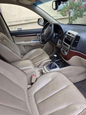 Red Hyundai Santa Fe 2007 in Panevezys, with an engine capacity of 2.19 L and mileage of 220 thousand km for 2700 €, photo 5 on AUTOMOTO.COM.LV
