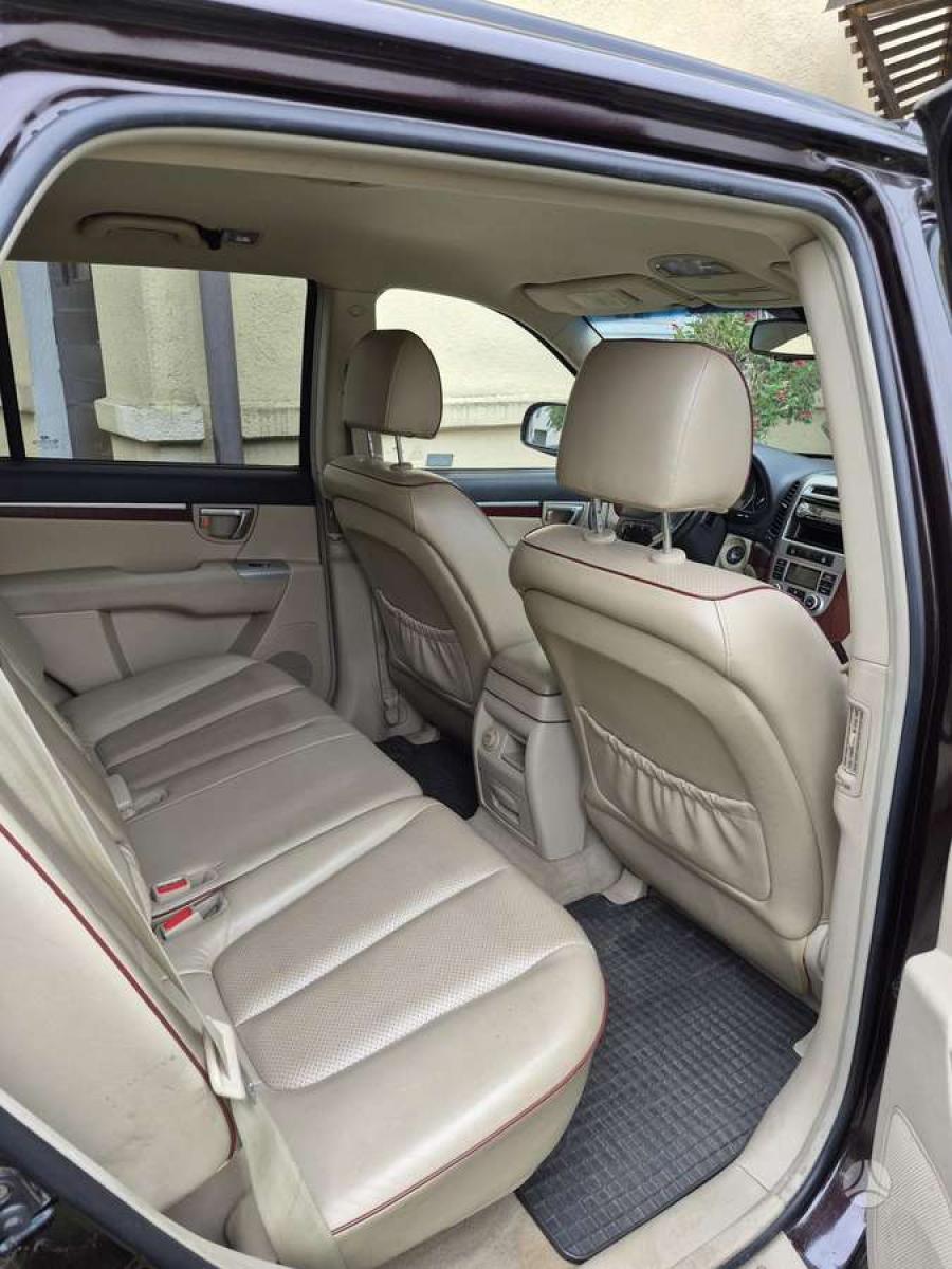 Red Hyundai Santa Fe 2007 in Panevezys, with an engine capacity of 2.19 L and mileage of 220 thousand km for 2700 €, photo 6 on AUTOMOTO.COM.LV