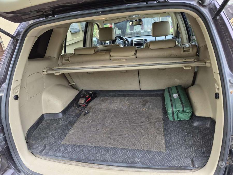 Red Hyundai Santa Fe 2007 in Panevezys, with an engine capacity of 2.19 L and mileage of 220 thousand km for 2700 €, photo 7 on AUTOMOTO.COM.LV