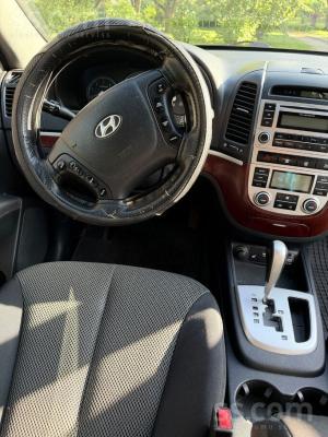 Red Hyundai Santa Fe 2008 in Riga, with an engine capacity of 2.20 L and mileage of 320 thousand km for 2000 €, photo 4 on AUTOMOTO.COM.LV