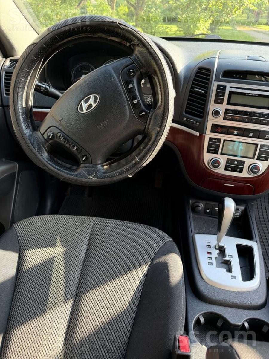 Red Hyundai Santa Fe 2008 in Riga, with an engine capacity of 2.20 L and mileage of 320 thousand km for 2000 €, photo 4 on AUTOMOTO.COM.LV