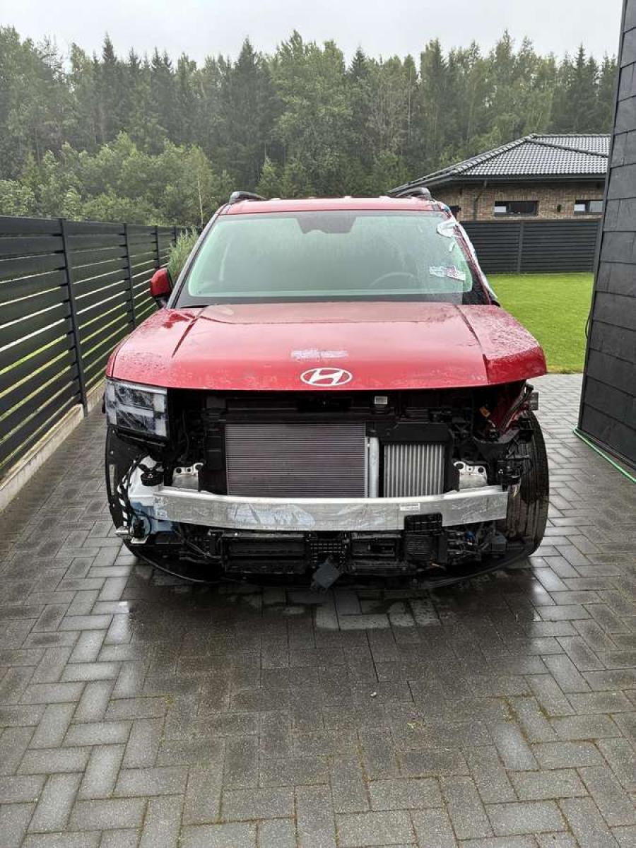Red Hyundai Santa Fe 2025 in Plunge, with an engine capacity of 1.60 L and mileage of 7 thousand km for 19250 €, photo 5 on AUTOMOTO.COM.LV