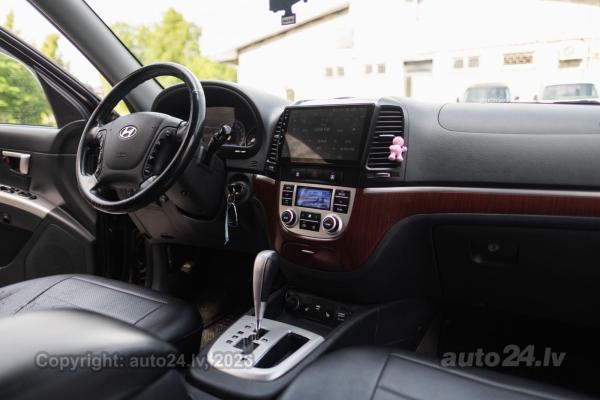 Red Hyundai Santa Fe 2008 in Tallinn, with an engine capacity of 2.70 L and mileage of 280 thousand km for 2899 €, photo 4 on AUTOMOTO.COM.LV