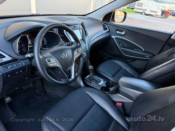Red Hyundai Santa Fe 2012 in Tallinn, with an engine capacity of 2.20 L and mileage of 243 thousand km for 8990 €, photo 8 on AUTOMOTO.COM.LV