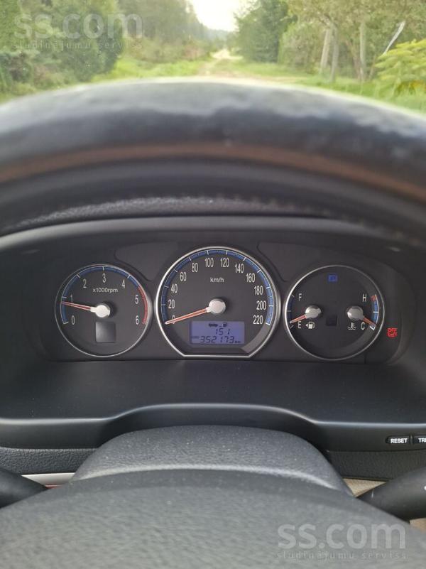 Hyundai Santa Fe 2007 Rīga vietnē Violets Hyundai Santa Fe 2007 Rīga, ar dzinēja tilpumu 2.20 L un nobraukumu 352 tūkst. km par 2700 €, foto 8 vietnē AUTOMOTO.COM.LV