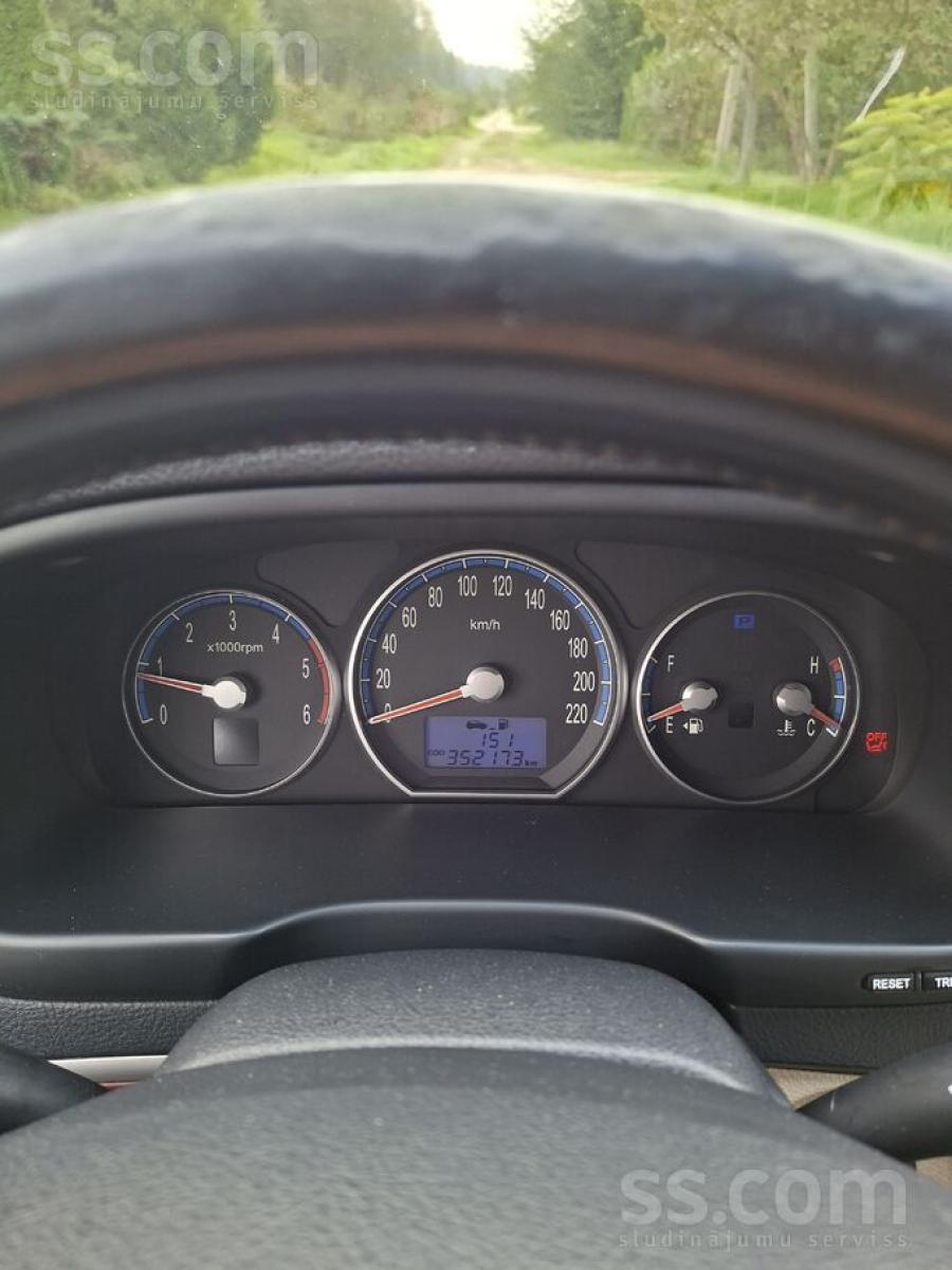 Violet Hyundai Santa Fe 2007 in Riga, with an engine capacity of 2.20 L and mileage of 352 thousand km for 2700 €, photo 8 on AUTOMOTO.COM.LV