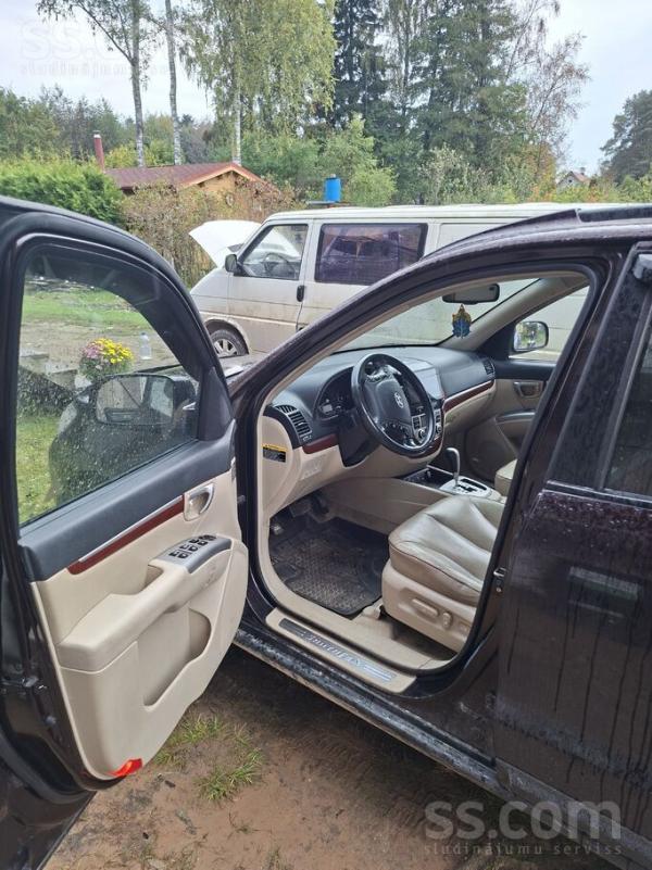 Hyundai Santa Fe 2007 Rīga vietnē Violets Hyundai Santa Fe 2007 Rīga, ar dzinēja tilpumu 2.20 L un nobraukumu 352 tūkst. km par 2700 €, foto 10 vietnē AUTOMOTO.COM.LV