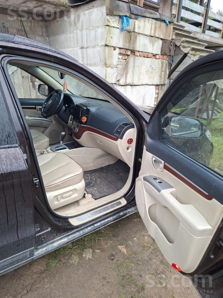 Violet Hyundai Santa Fe 2007 in Riga, with an engine capacity of 2.20 L and mileage of 352 thousand km for 2700 €, photo 11 on AUTOMOTO.COM.LV