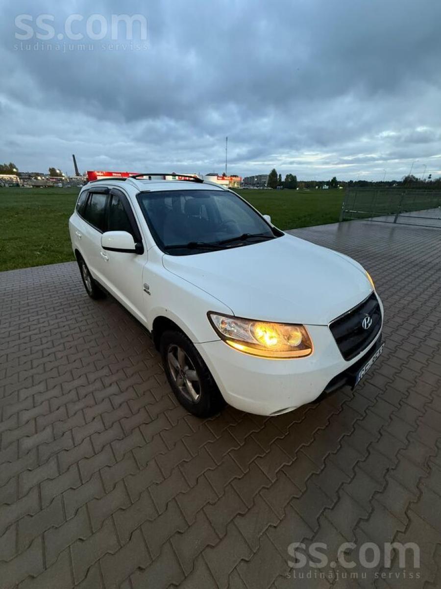 White Hyundai Santa Fe 2006 in Jekabpils, with an engine capacity of 2.20 L and mileage of 267 thousand km for 2500 €, photo 4 on AUTOMOTO.COM.LV