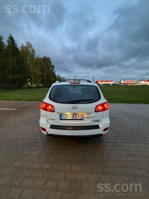 White Hyundai Santa Fe 2006 in Jekabpils, with an engine capacity of 2.20 L and mileage of 267 thousand km for 2500 €, photo 5 on AUTOMOTO.COM.LV