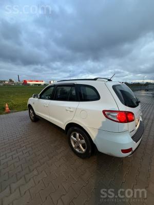 White Hyundai Santa Fe 2006 in Jekabpils, with an engine capacity of 2.20 L and mileage of 267 thousand km for 2500 €, photo 7 on AUTOMOTO.COM.LV