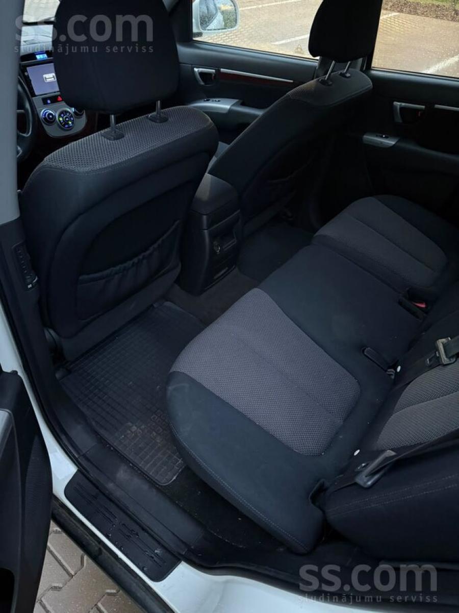 White Hyundai Santa Fe 2006 in Jekabpils, with an engine capacity of 2.20 L and mileage of 267 thousand km for 2500 €, photo 9 on AUTOMOTO.COM.LV