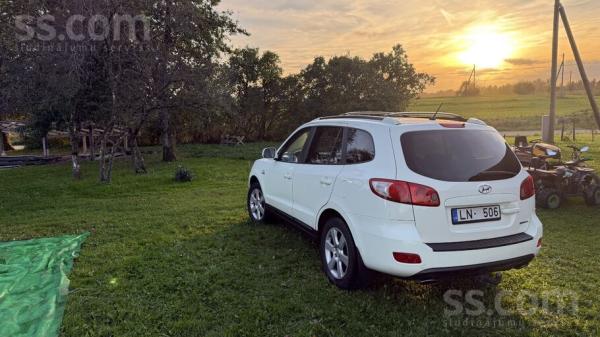 Balts Hyundai Santa Fe 2007 Liepāja, ar dzinēja tilpumu 2.20 L un nobraukumu 267 tūkst. km par 3600 €, foto 1 vietnē AUTOMOTO.COM.LV