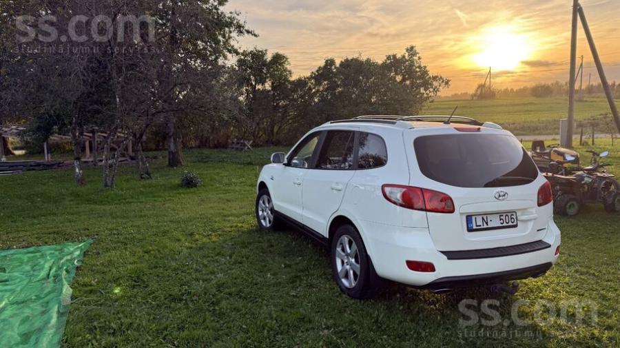 White Hyundai Santa Fe 2007 in Liepaja, with an engine capacity of 2.20 L and mileage of 267 thousand km for 3600 €, photo 1 on AUTOMOTO.COM.LV