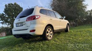 White Hyundai Santa Fe 2007 in Liepaja, with an engine capacity of 2.20 L and mileage of 267 thousand km for 3600 €, photo 3 on AUTOMOTO.COM.LV