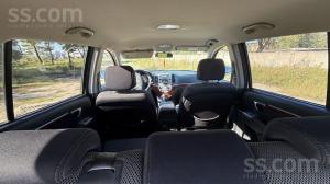 White Hyundai Santa Fe 2007 in Liepaja, with an engine capacity of 2.20 L and mileage of 267 thousand km for 3600 €, photo 8 on AUTOMOTO.COM.LV