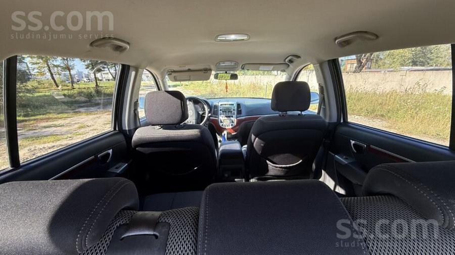 White Hyundai Santa Fe 2007 in Liepaja, with an engine capacity of 2.20 L and mileage of 267 thousand km for 3600 €, photo 8 on AUTOMOTO.COM.LV