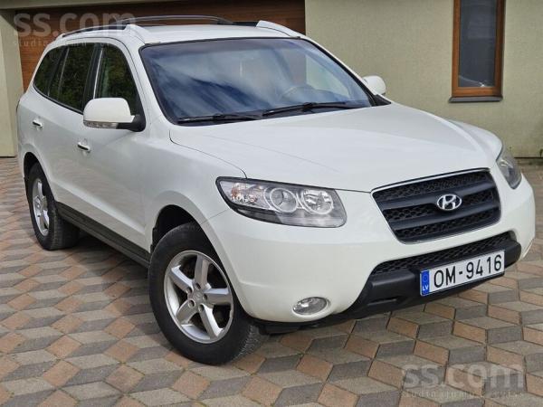White Hyundai Santa Fe 2009 in Talsi, with an engine capacity of 2.20 L and mileage of 204 thousand km for 5899 €, photo 1 on AUTOMOTO.COM.LV